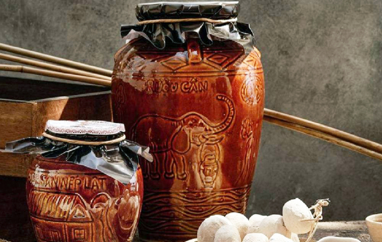 Mẹ ủ yêu thương trong ché rượu cần - Nông thôn Việt